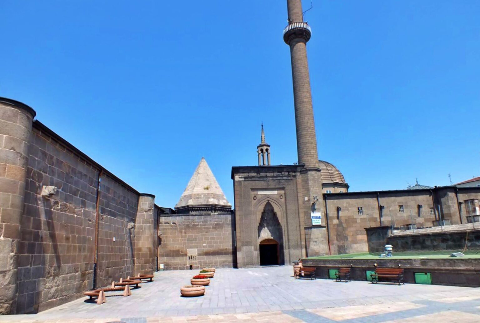 Hunat Hatun Camii ve Külliyesi : Nerede? Tarihi ve Hakkında Bilgiler